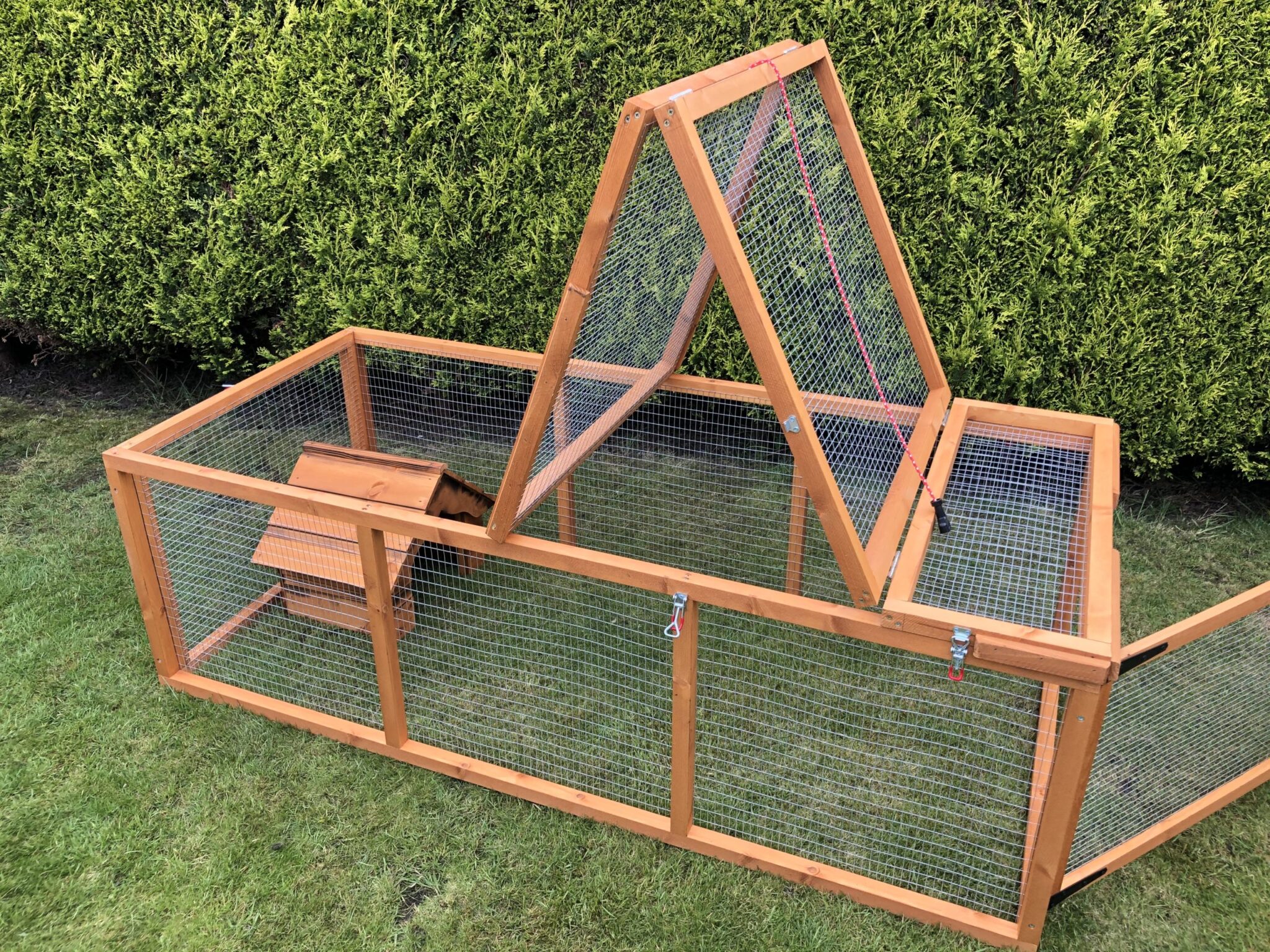 Spacious Rabbit Runs & Enclosures | 6ft 8f 10ft 12ft Wooden Rabbit Runs